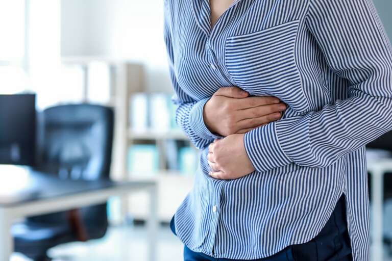 Cólicas abdominais: tipos, principais causas e como tratar