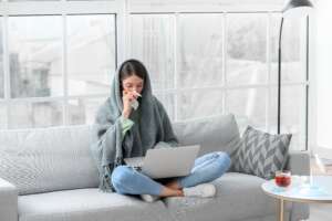 Suor frio é preocupante? Causas e o que fazer